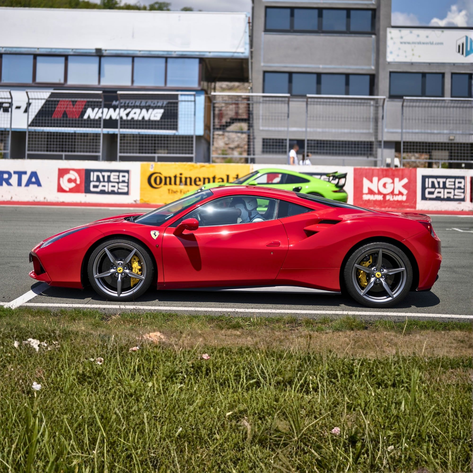Vožnja s Ferrarijem 488 GTB: Na dirkališču Grobnik | Xsport ...